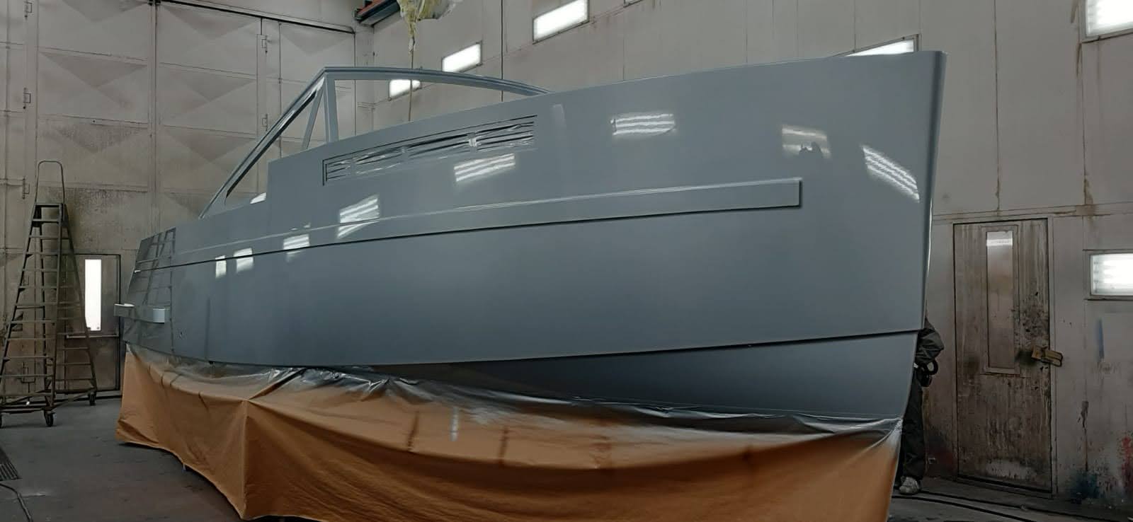 Zinder990 hybride boot geïnspireerd op de bakdekker